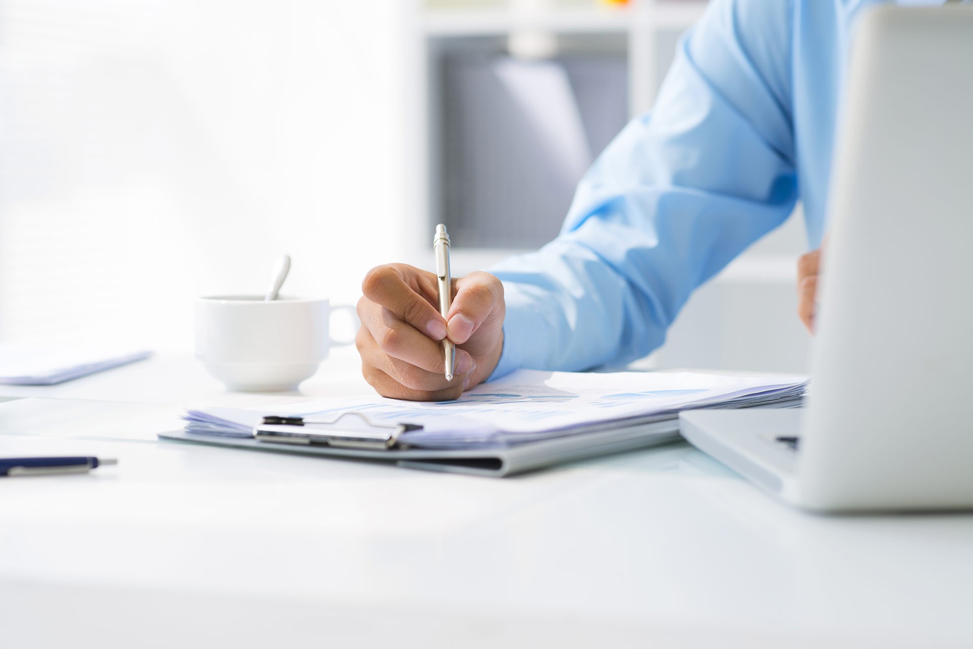 Close-up-of-male-hand-making-notes-in-office-1920x1281 - Copiafax